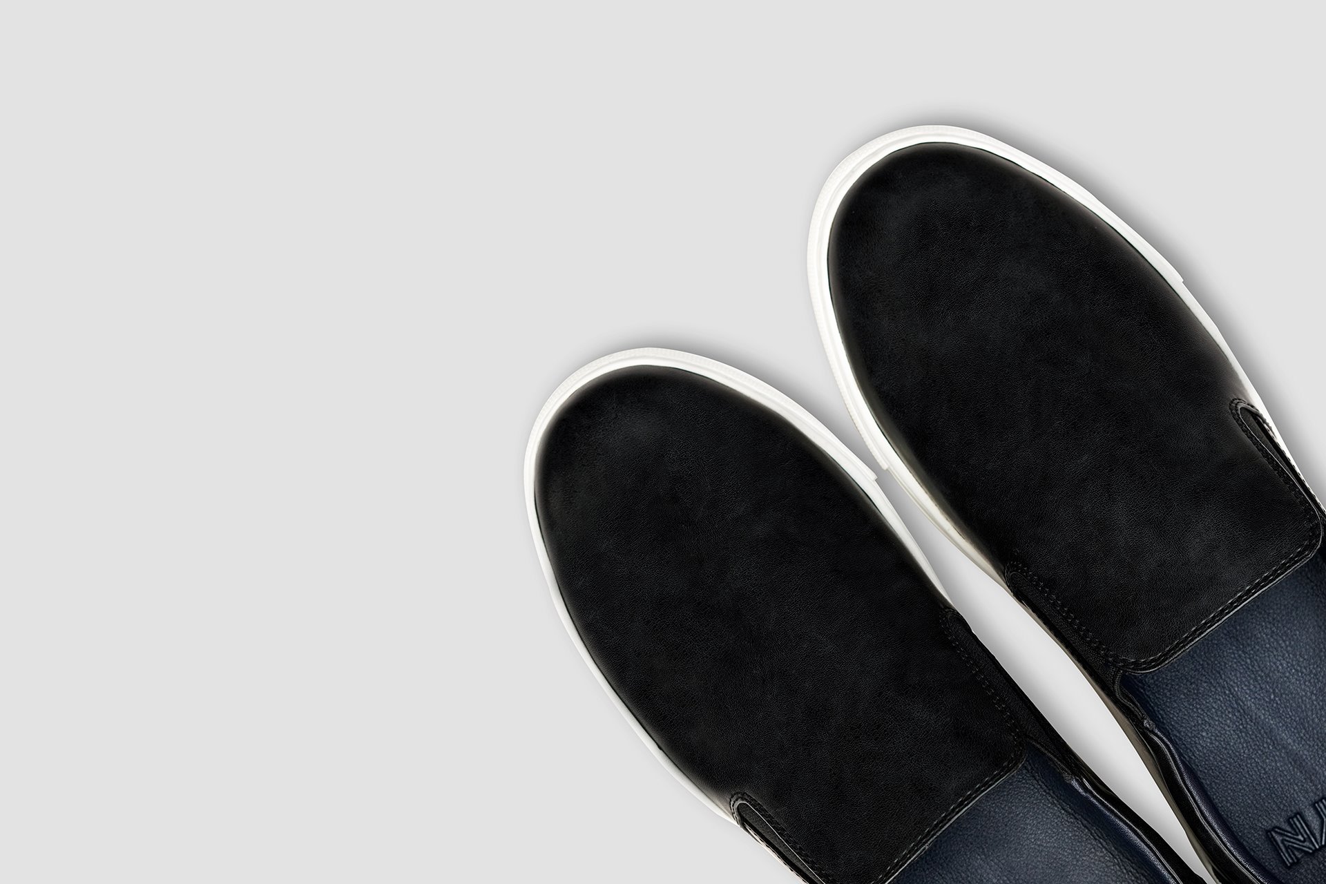 Premium Sneakers - Black | ILYN